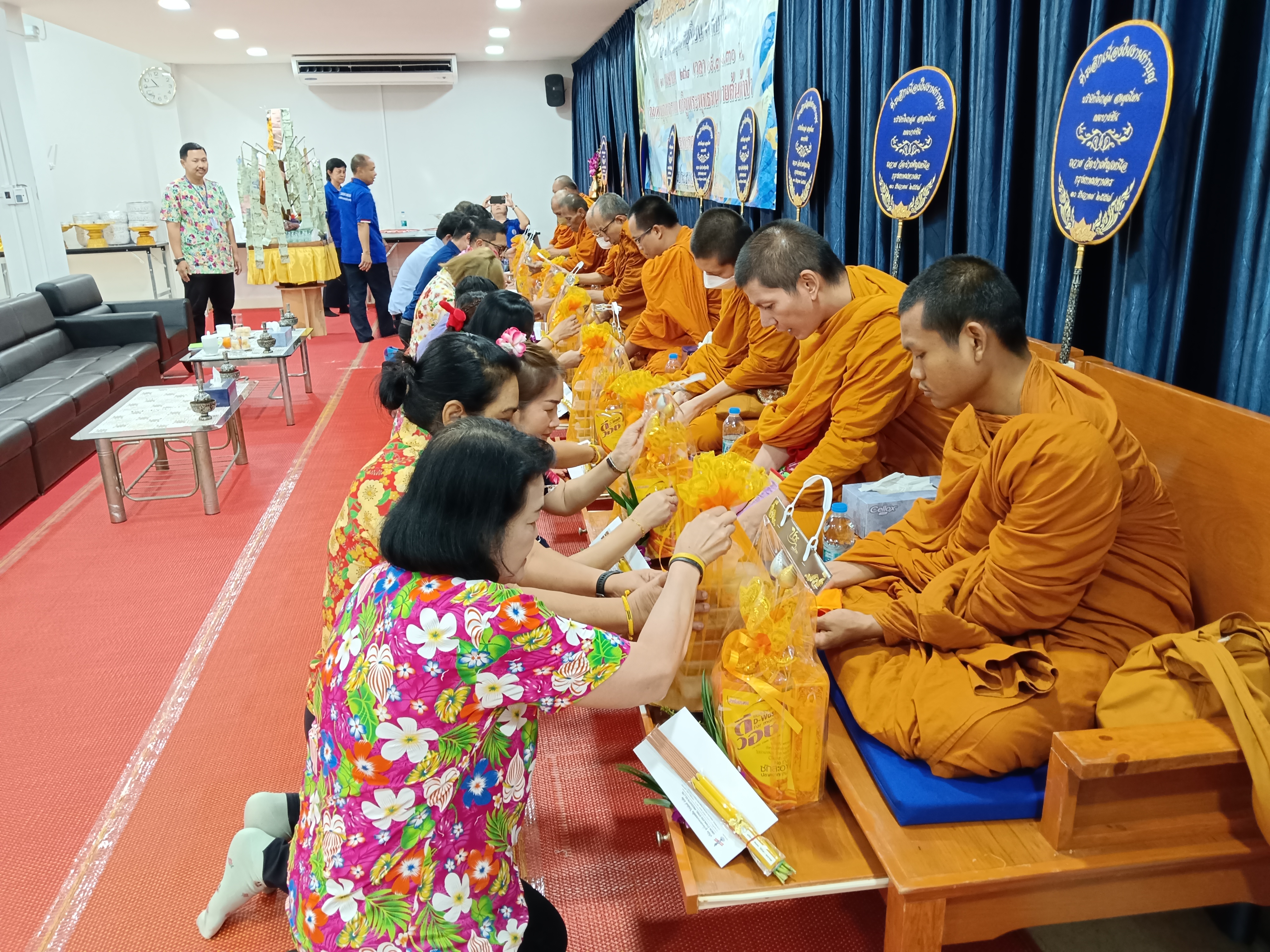 ทำบุญถวายภัตตาหาร รดน้ำดำหัว สืบสานประเพณีไทยในวันสงกรานต์ - Union Pioneer